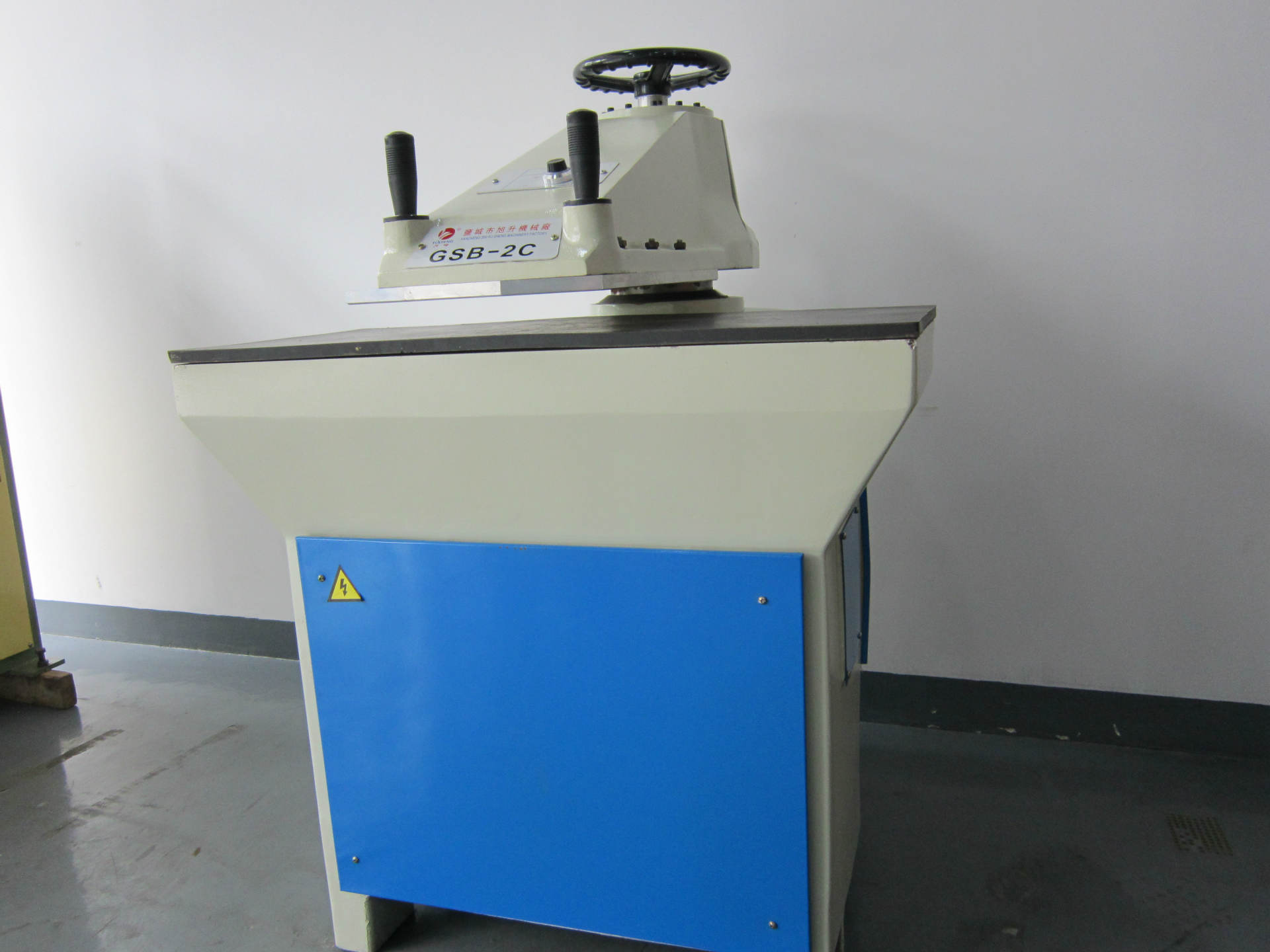 GSB-2C 系列液压摆臂下料机 摇臂式裁断机 液压下料机 盐城裁断 - 机械设备批发网